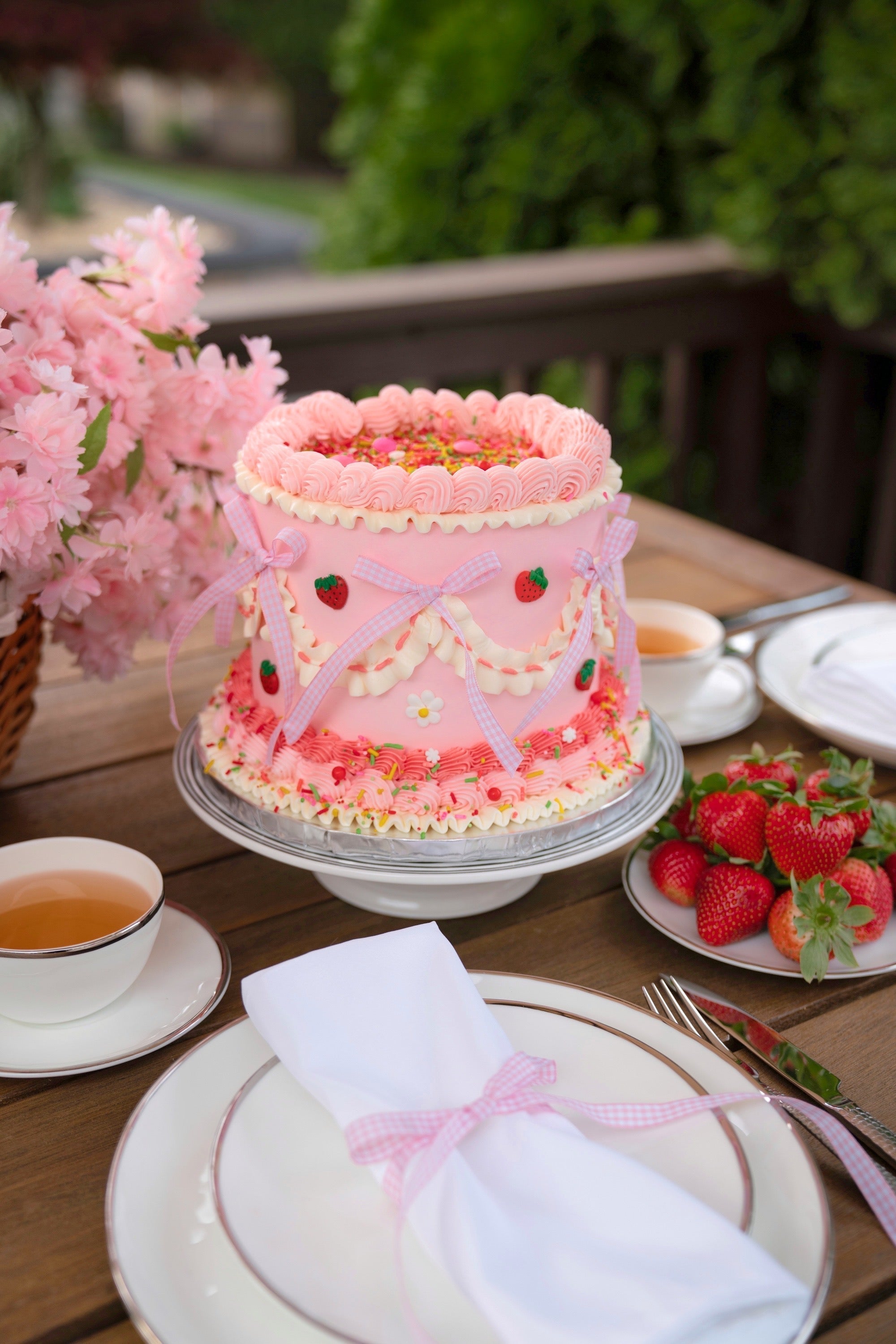 Strawberry Daisy Cake – Sprinkle Pop