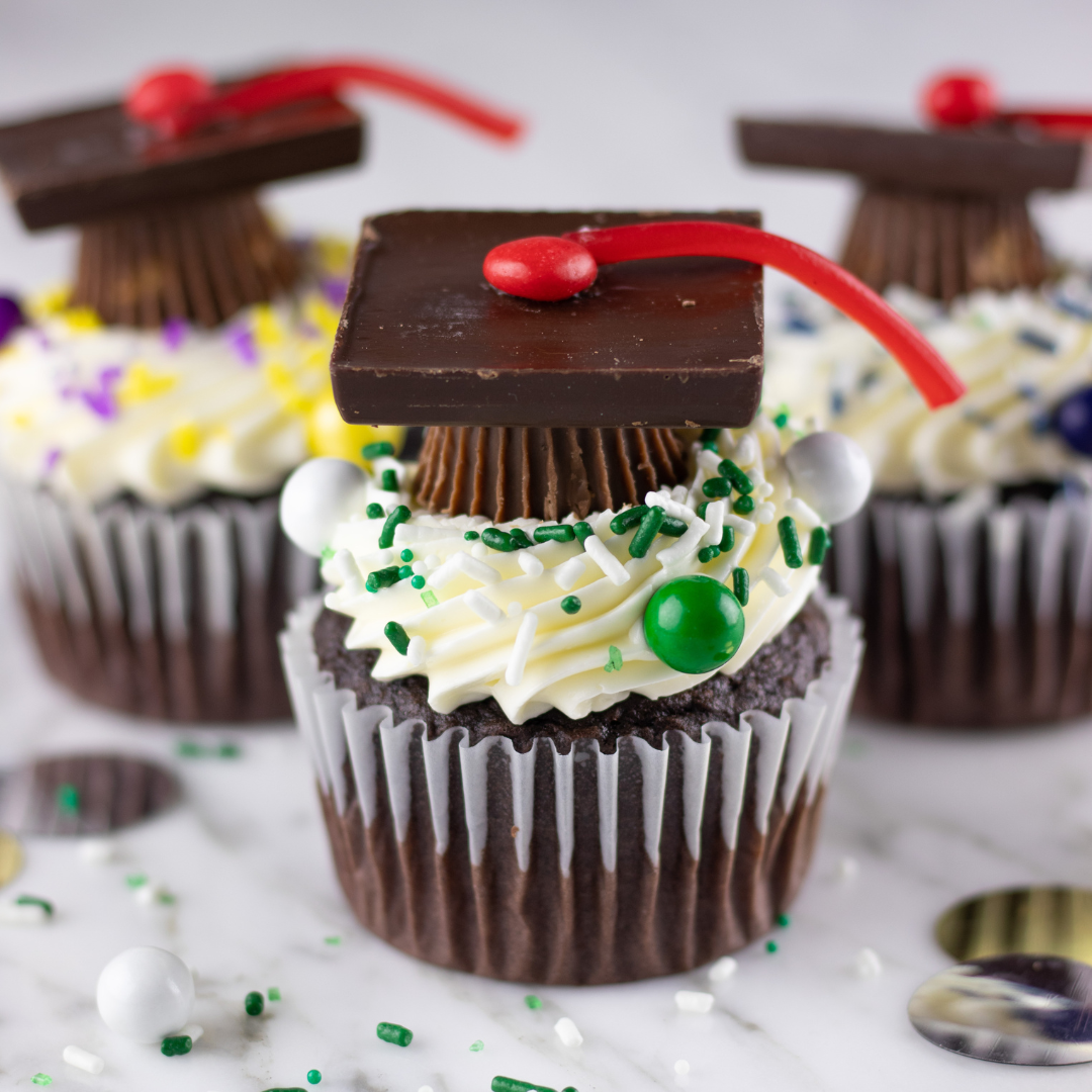 Chocolate Grad Cap Cupcakes – Sprinkle Pop